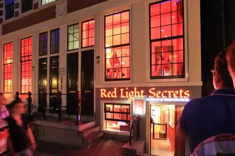 Amsterdam Red Light District: Rules & Tips (De Wallen)